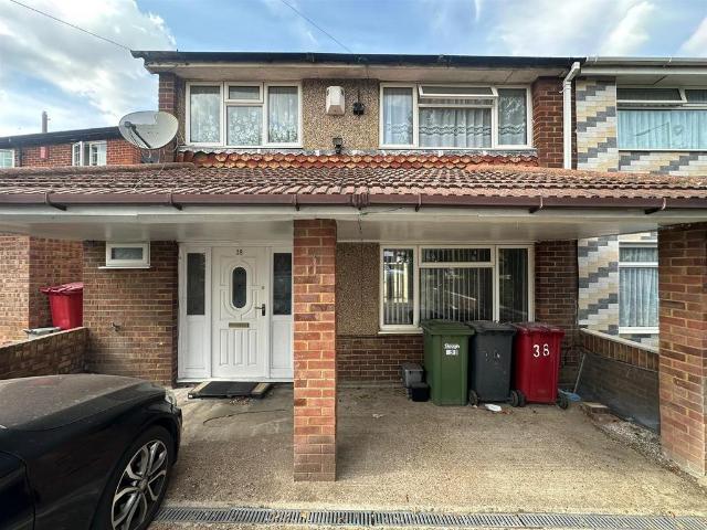 Northborough Road, Slough 3 bed semi detached house to rent £2,150 pcm £496 pw