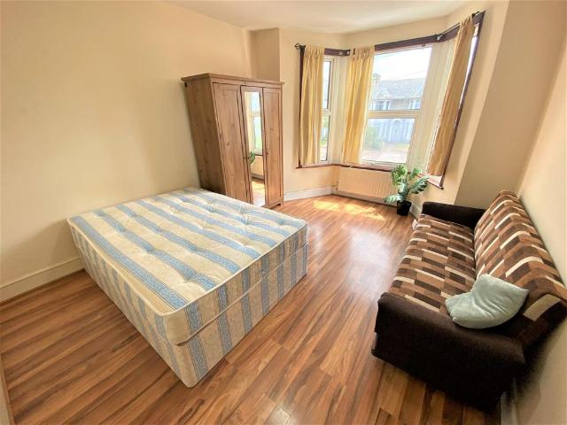 NORTHBROOK ROAD IG1 Studio to rent £1,150 pcm £265 pw