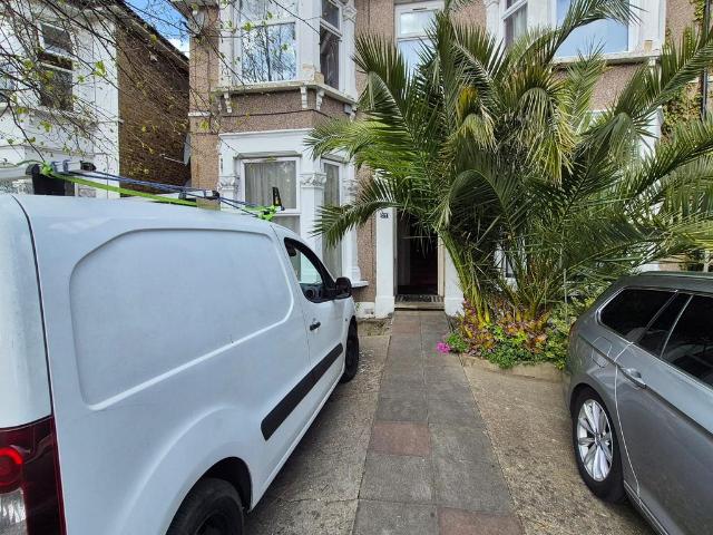 Northbrook Road, Ilford IG1 1 bed flat to rent £1,850 pcm £427 pw