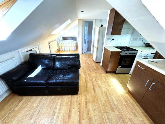 Northbrook Road, Ilford IG1 Studio to rent £1,195 pcm £276 pw