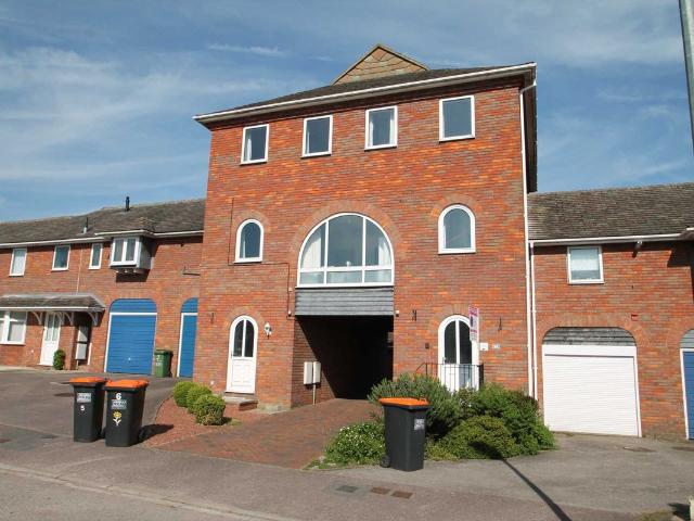 Northcliffe, Eaton Bray, Dunstable, Bedfordshire LU6, 2 bed maisonette to rent, £1,100 pcm | PrimeLocation