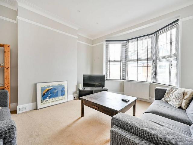 Northcote Avenue, Ealing Broadway. 4 bed flat to rent £3,300 pcm £762 pw