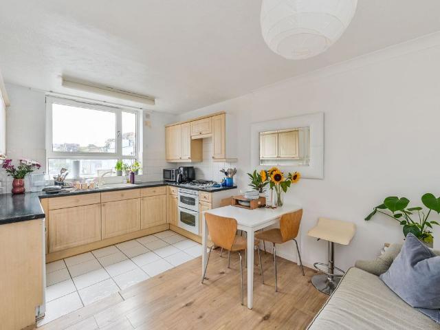 Northcote Road, Between The Commons, London SW11, 2 bed flat to rent, £2,592 pcm | PrimeLocation