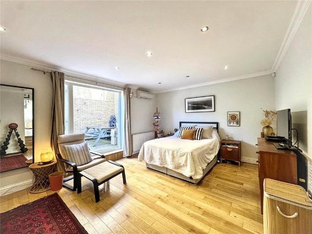 Northcote Road, London, SW11 1 bed apartment to rent £2,500 pcm £577 pw