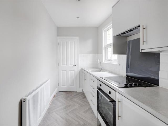Northcote Road, London SW11 2 bed apartment to rent £2,650 pcm £612 pw