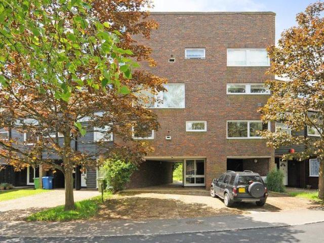 Northcott, Bracknell, RG12 1 bed flat to rent £1,050 pcm £242 pw