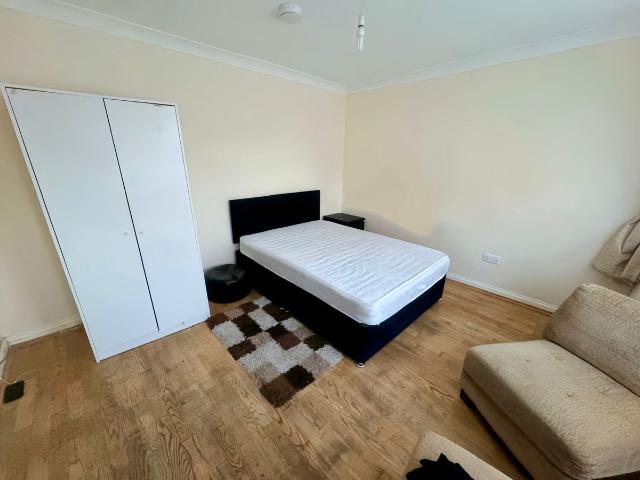 Northfeild Park, Hayes UB3, Room to rent, £950 pcm | PrimeLocation