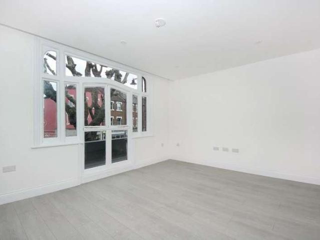 Northfield Avenue, W13