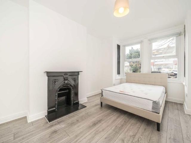 Northfield Avenue, W13, London