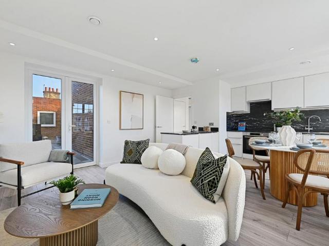 Northfield Avenue, Ealing 3 bed flat to rent £2,650 pcm £612 pw
