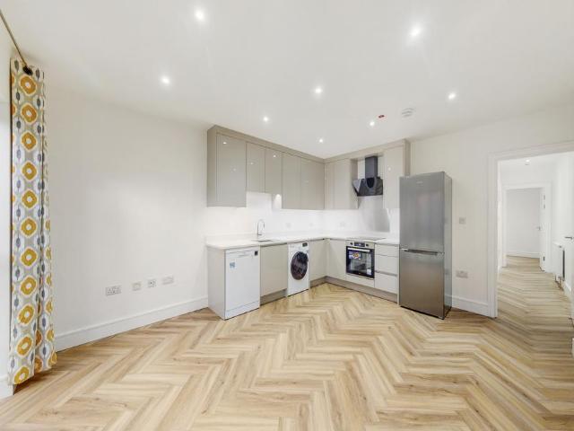 Northfield Avenue, Ealing, W13 2 bed flat to rent £2,175 pcm £502 pw