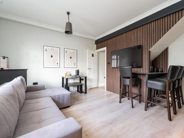 Northfield Avenue Ealing W13 2 bed flat to rent £3,000 pcm £692 pw