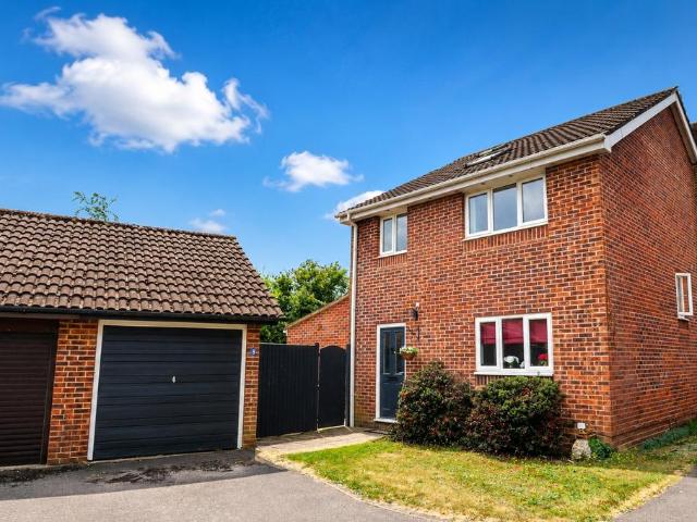 Northfield Close, Clanfield 5 bed detached house to rent £2,250 pcm £519 pw