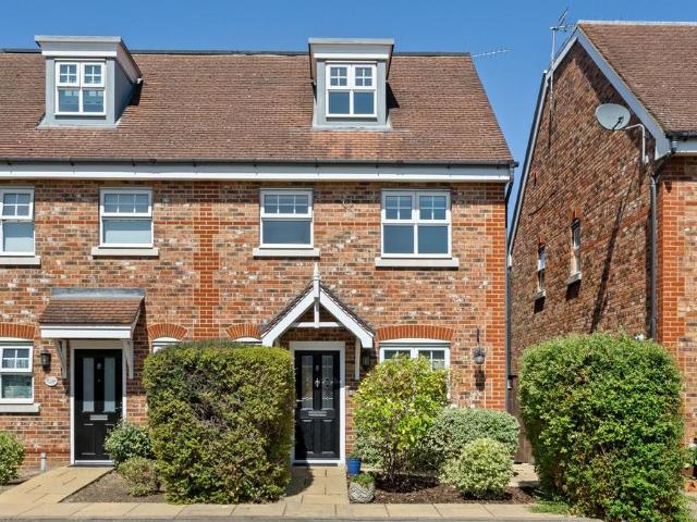 Northfield Farm Mews, Cobham, KT11 4 bed end of terrace house to rent £3,000 pcm £692 pw