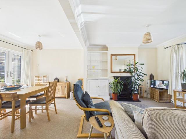 Northfield Road, Eton Wick, Windsor. 2 bed semi detached house to rent £1,900 pcm £438 pw