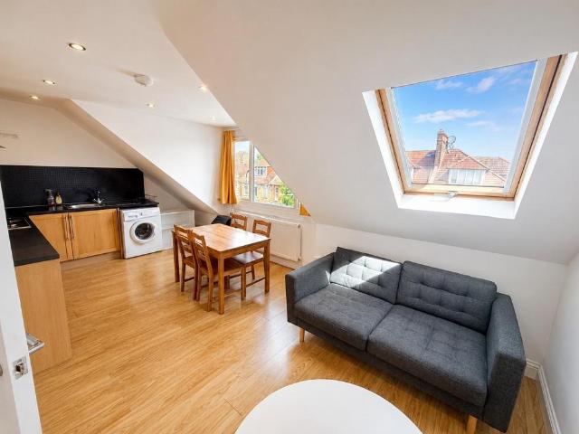 Northfield Road, London N16 2 bed flat to rent £2,100 pcm £485 pw