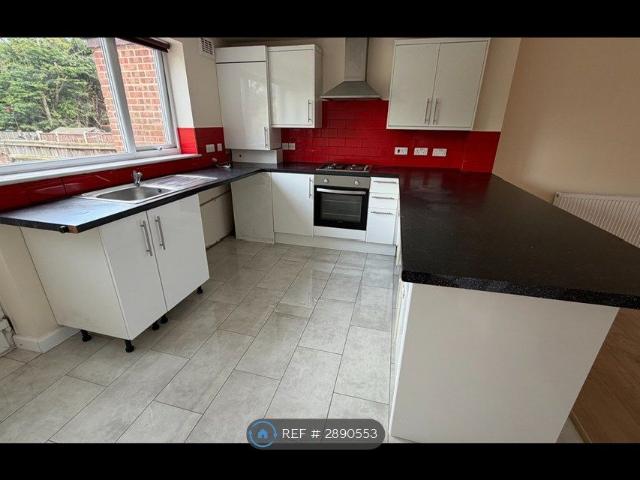 Northfield Road, Maidenhead SL6, 3 bed bungalow to rent, £2,000 pcm | PrimeLocation