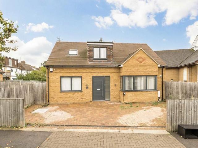 Northiam, London N12 3 bed detached house to rent £3,500 pcm £808 pw
