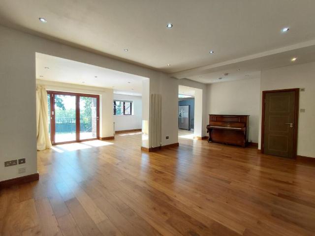 Northiam, London N12 5 bed semi detached house to rent £5,700 pcm £1,315 pw