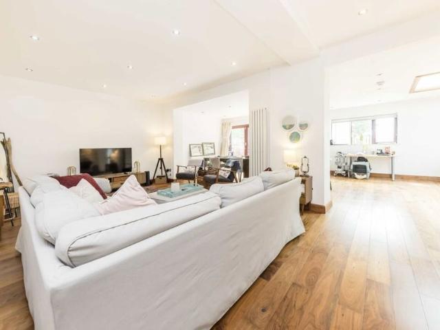 Northiam, N12, London