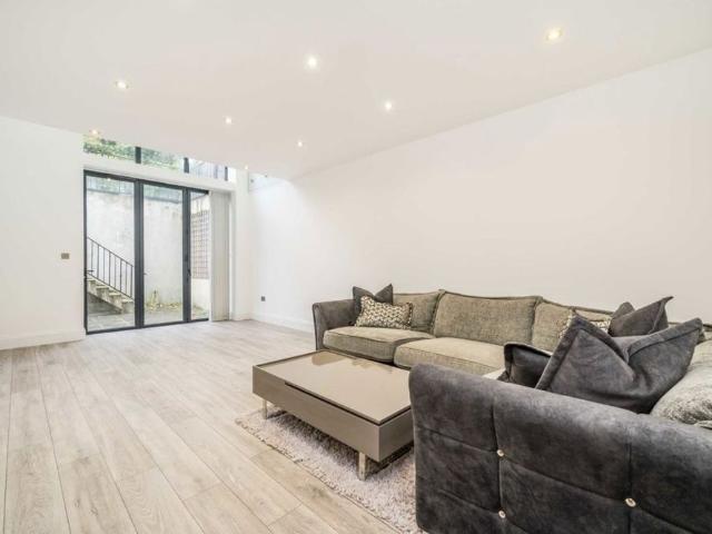 Northiam, N12, London