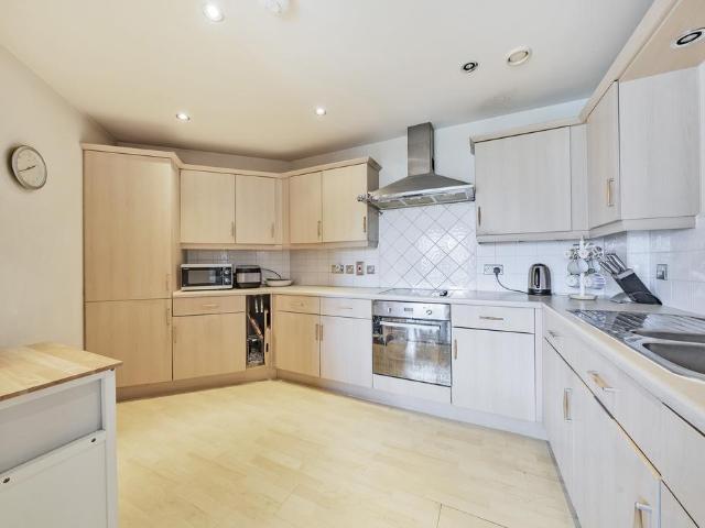 Northpoint, Bromley, BR1 2 bed flat to rent £1,750 pcm £404 pw