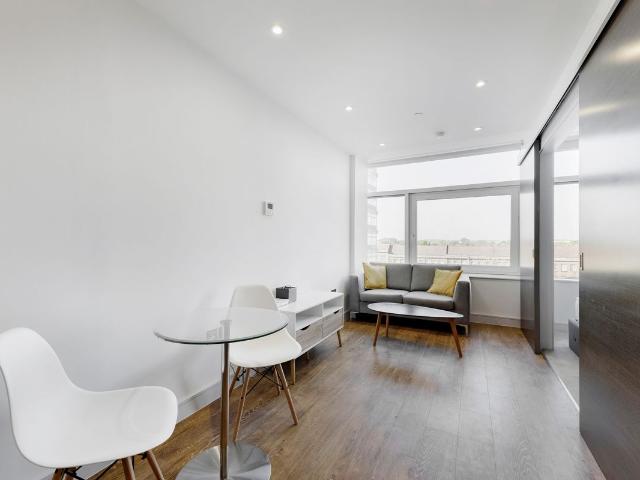 Northpoint, Ewell Road, Surbiton KT6, 1 bed flat to rent, £1,475 pcm | PrimeLocation