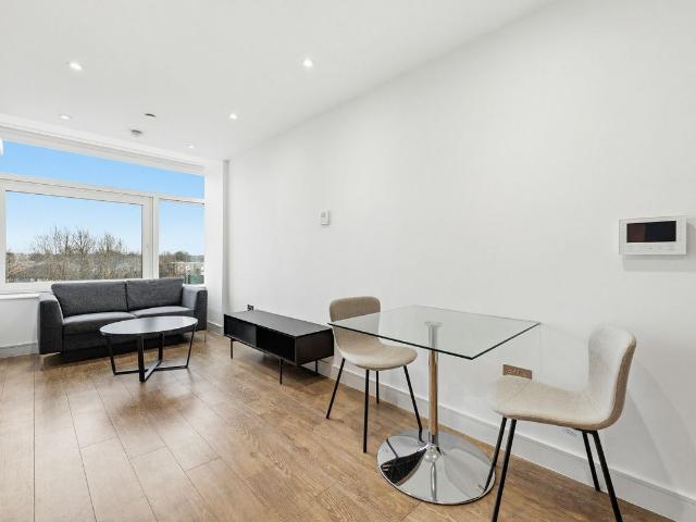 Northpoint, Ewell Road, Surbiton KT6, 1 bed flat to rent, £1,400 pcm | PrimeLocation