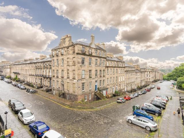 Northumberland Place, New Town. 3 bed flat to rent £3,100 pcm £715 pw