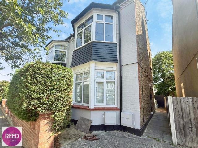 Northview Drive, Westcliff On Sea 1 bed flat to rent £1,050 pcm £242 pw