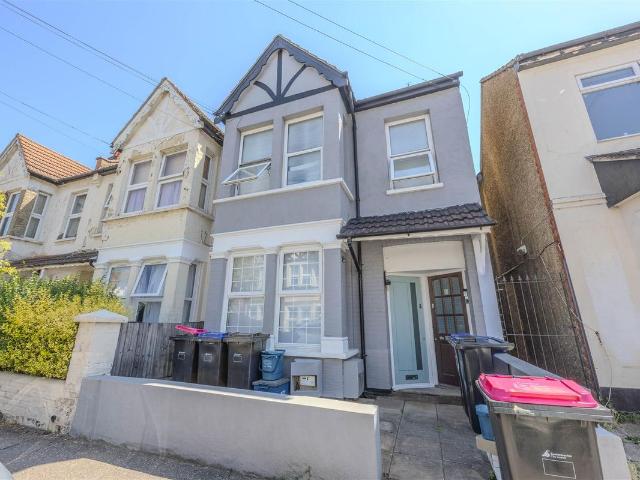 Northview Drive, Westcliff On Sea SS0, 2 bed flat to rent, £1,350 pcm | PrimeLocation