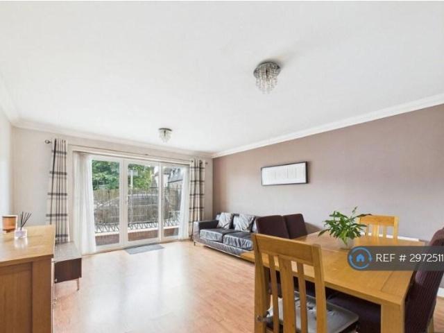 Northway, Rickmansworth, WD3 2 bed flat to rent £1,850 pcm £427 pw