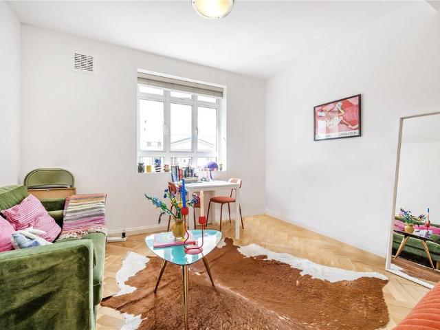 Northwick Terrace, St John's Wood. Studio to rent £1,907 pcm £440 pw