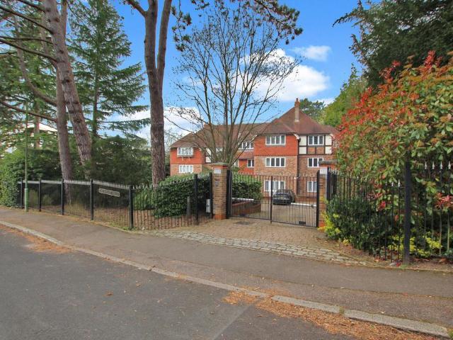 Northwood HA6 2 bed flat to rent £2,200 pcm £508 pw