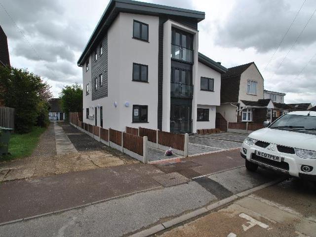 Norton Road, Dagenham 2 bed maisonette to rent £1,650 pcm £381 pw
