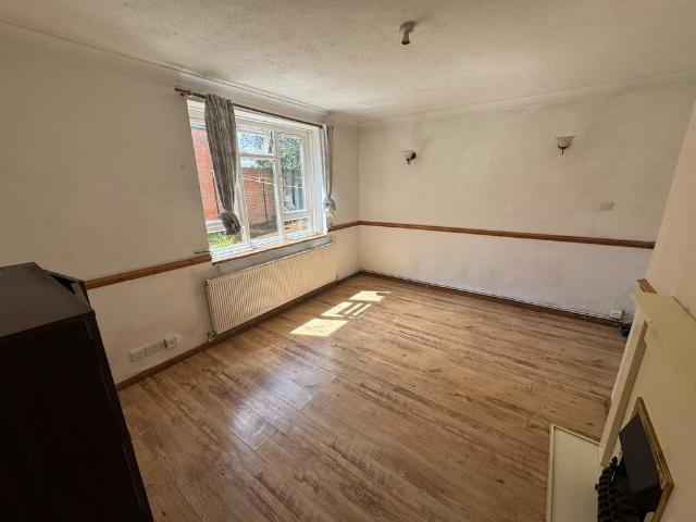 Norwood Close, UB2 2 bed flat to rent £1,900 pcm £438 pw