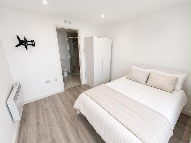Norwood High St, Norwood, London SE27, Studio to rent, £1,300 pcm | PrimeLocation