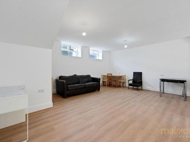Norwood High Street, London SE27 2 bed flat to rent £1,975 pcm £456 pw