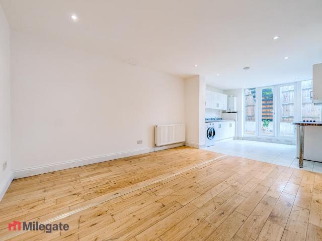 Norwood High Street, London SE27 2 bed flat to rent £2,000 pcm £462 pw