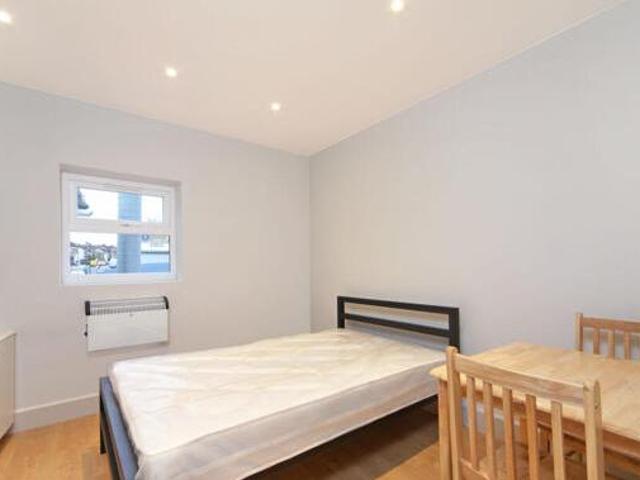 Norwood High Street, London, Studio Flat For