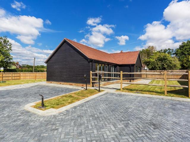 Norwood Hill Road, Horley RH6 3 bed bungalow to rent £2,275 pcm £525 pw