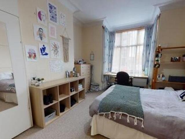 Norwood Place, Hyde Park, 5 Bedroom End