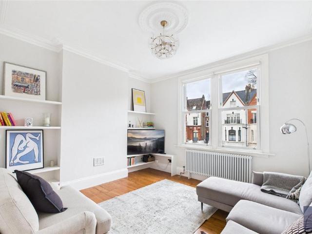 Norwood Road, London, SE24 2 bed apartment to rent £2,500 pcm £577 pw