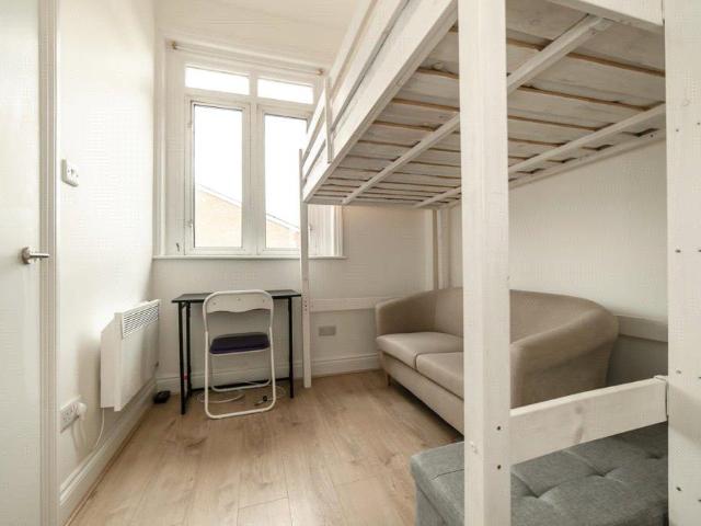 Norwood Road, London, SE27 Studio to rent £1,000 pcm £231 pw