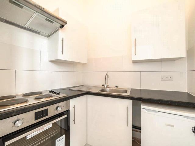 Norwood Road, London, SE27 Studio to rent £1,000 pcm £231 pw