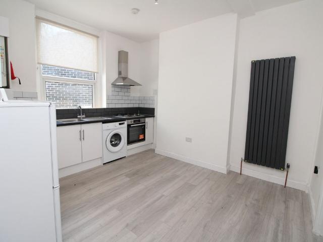 Norwood Road, Norbury SE27, 2 bed flat to rent, £1,600 pcm | PrimeLocation