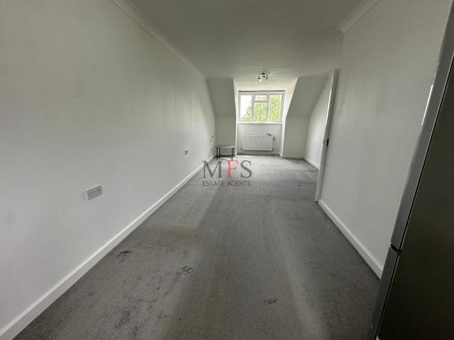 Norwood Road, Norwood Green, UB2 2 bed flat to rent £1,750 pcm £404 pw