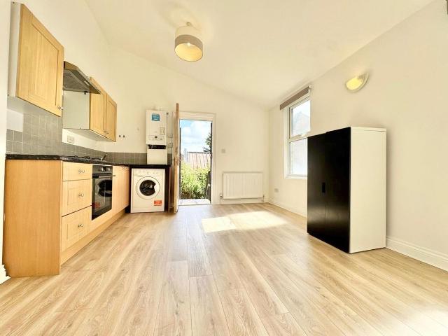 Norwood Road SE27, Studio to rent, £1,150 pcm | PrimeLocation