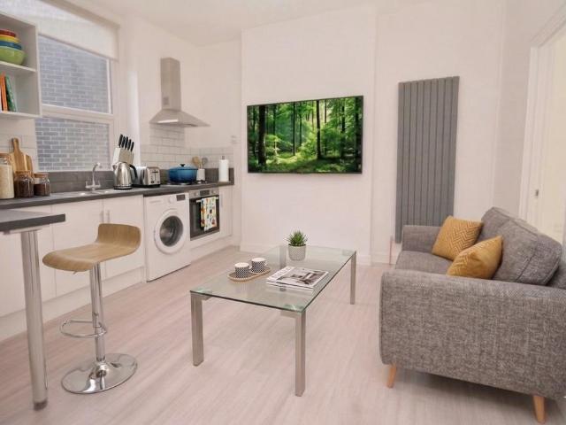 Norwood Road, Tulse HIll, London, SE27 2 bed flat to rent £1,650 pcm £381 pw