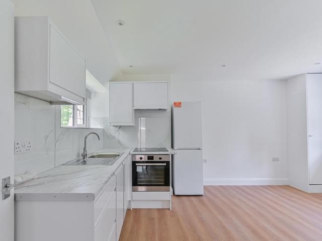 Norbury Avenue, Thornton Heath 1 bed apartment to rent £1,450 pcm £335 pw